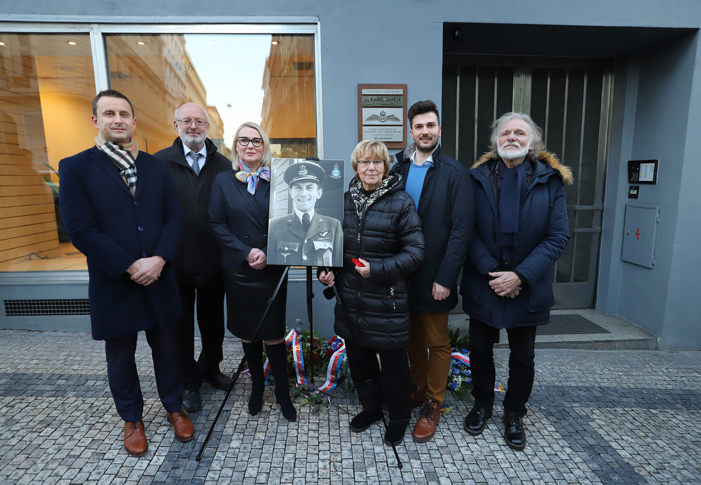 Ministryně obrany odhalila pamětní desku letci RAF Karlu Janštovi ...