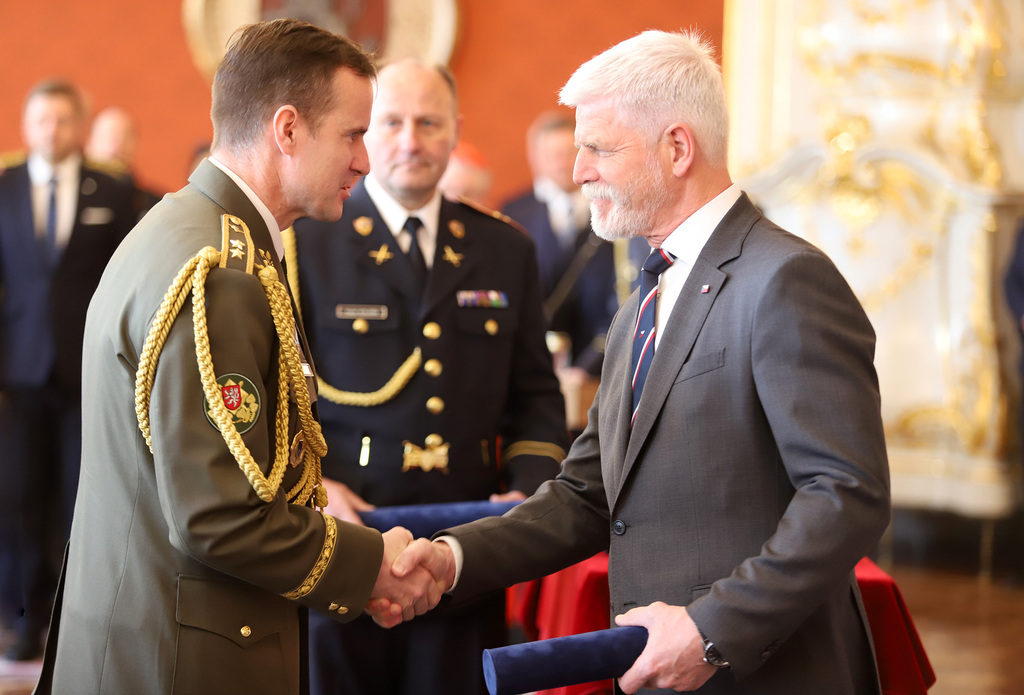 Prezident republiky jmenoval tři nové generály, čtyři povýšil do vyšší generálské hodnosti ...