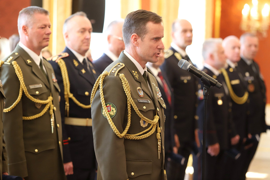 Prezident republiky jmenoval tři nové generály, čtyři povýšil do vyšší ...