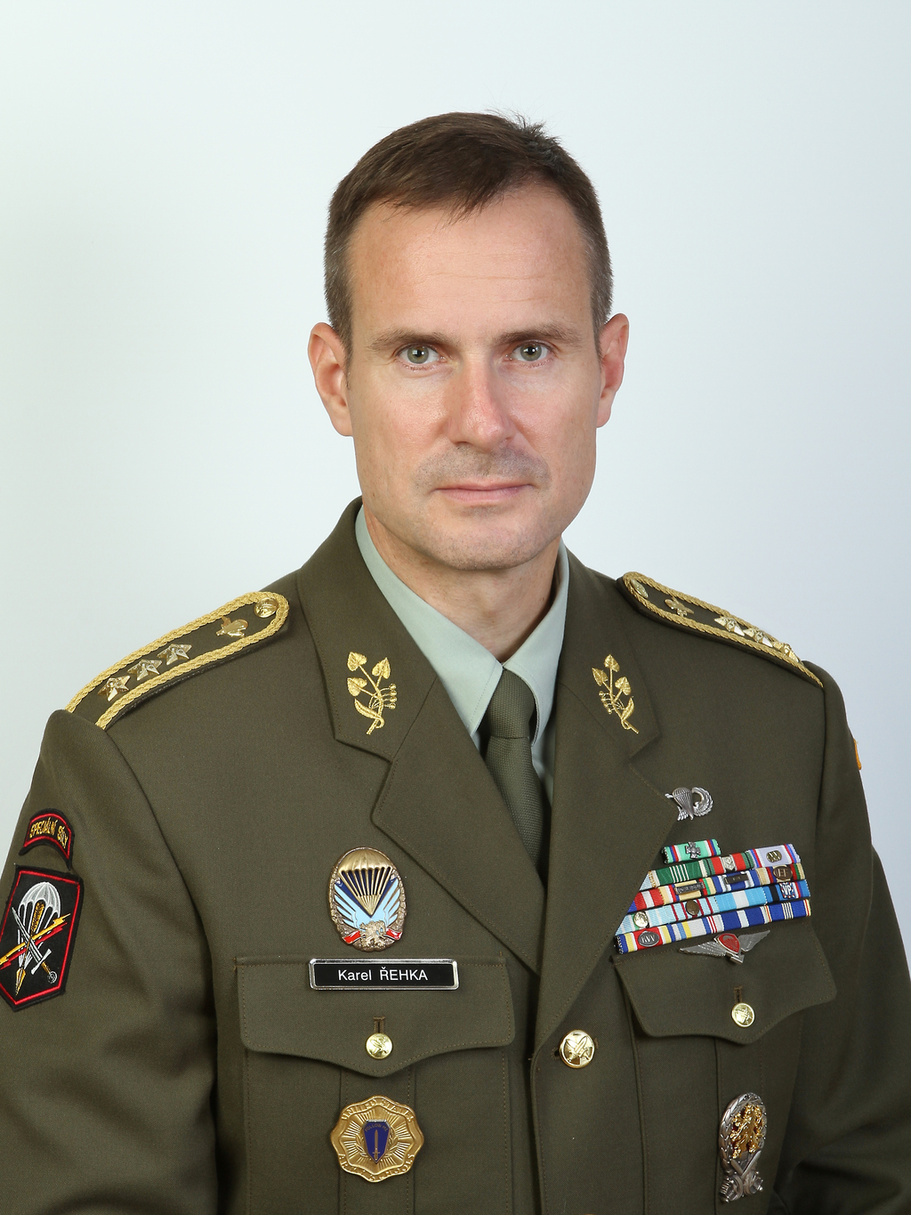 Prezident republiky jmenoval tři nové generály, čtyři povýšil do vyšší ...