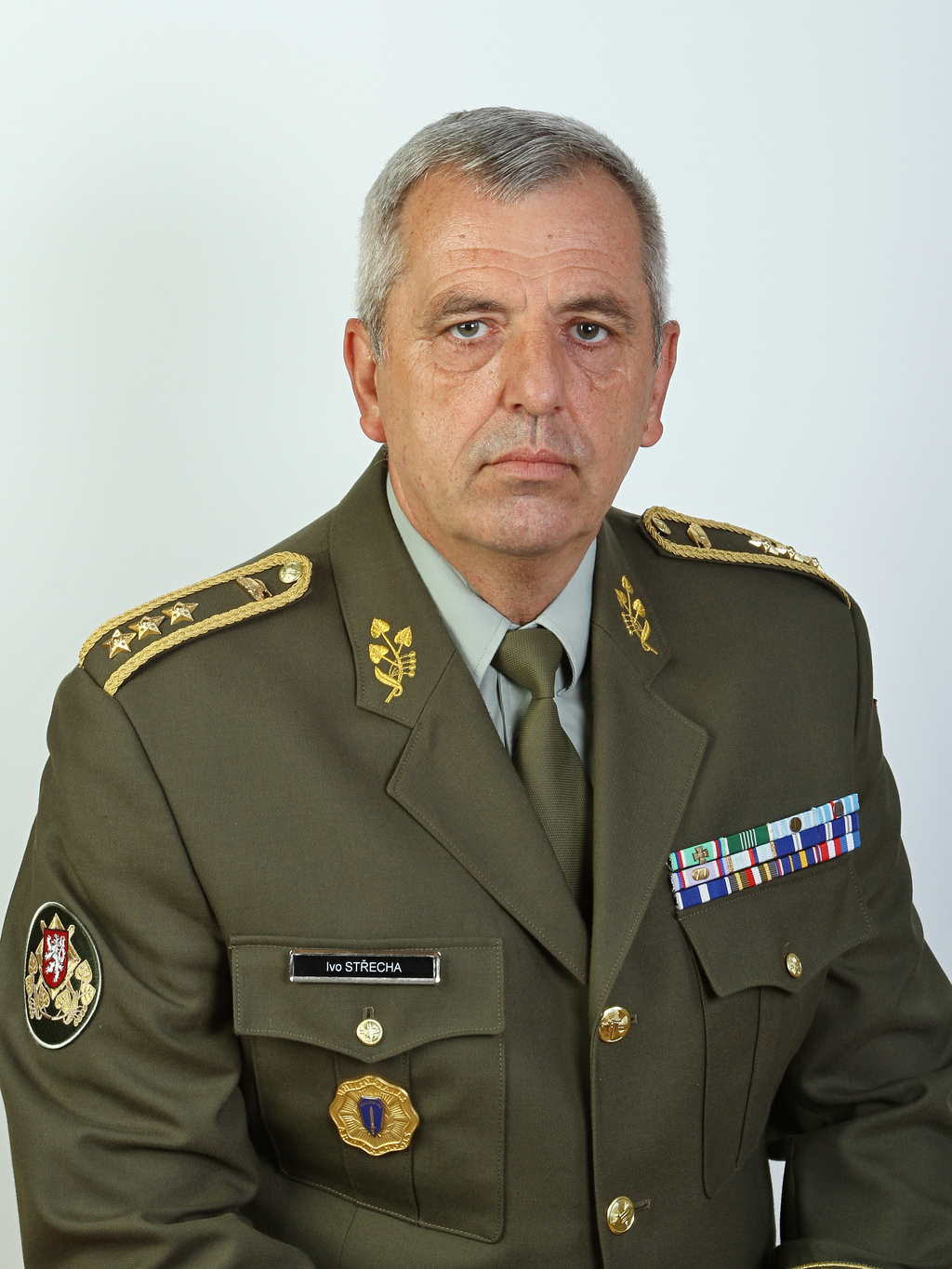 Prezident republiky jmenoval tři nové generály, čtyři povýšil do vyšší ...