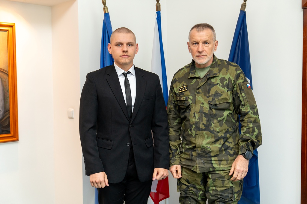 Stipendista převzal ocenění za pomoc při nehodě | Armáda ČR